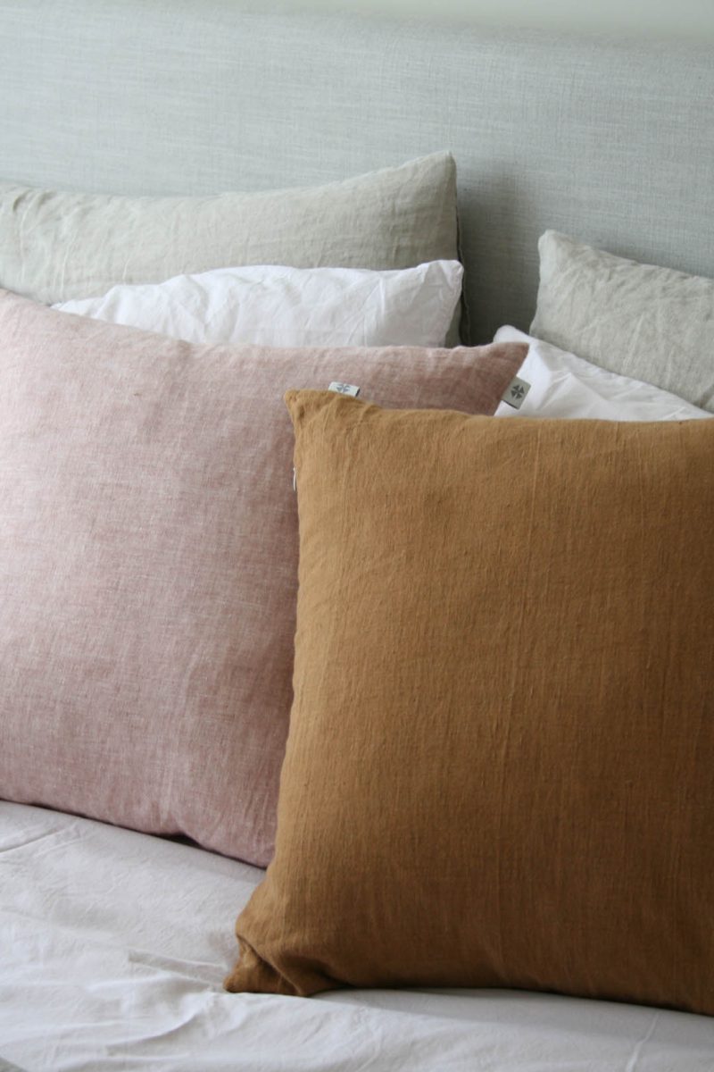 A neutral bedroom with lots of natural textures – Apartment Apothecary